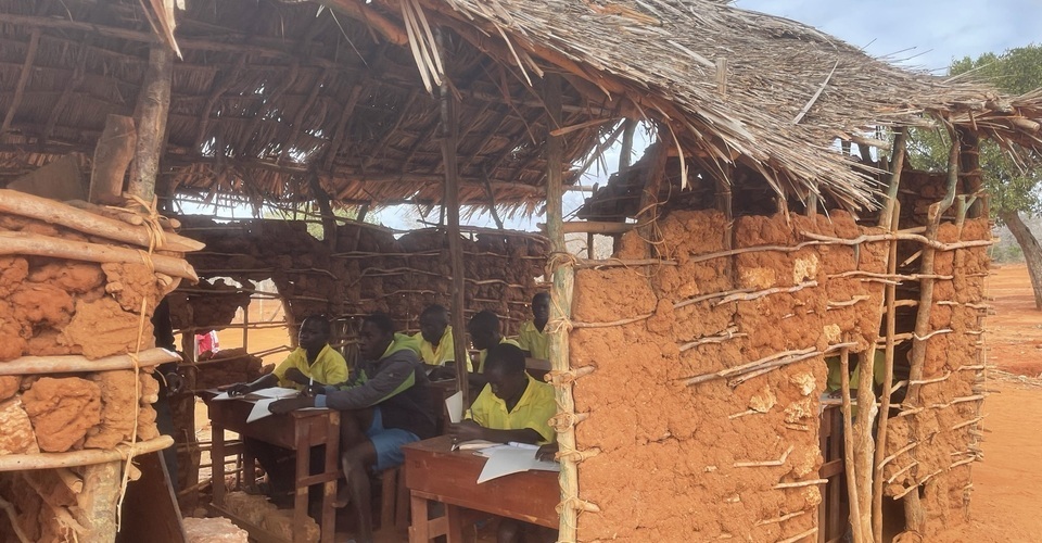 Extension of an primary school in Kenya on the Galana River in Mwanza ...